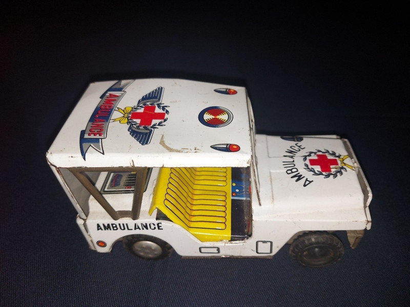 Retro metalni auto –Ambulance