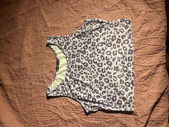 ljubicasta crop top majica na bretele
