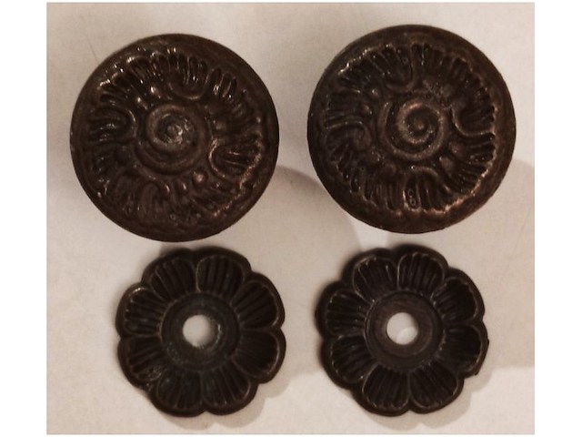 3 starinske metalne ruckice sa rozetlama  precnika 3 cm