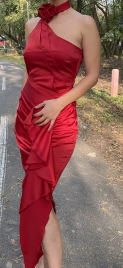 Elegantna crvena haljina