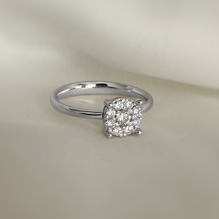Upadljiv model prstena, belo zlato sa centralnim dijamantom 0.09 ct i dijamntima okolo 0.16 ct Vs-Gh
