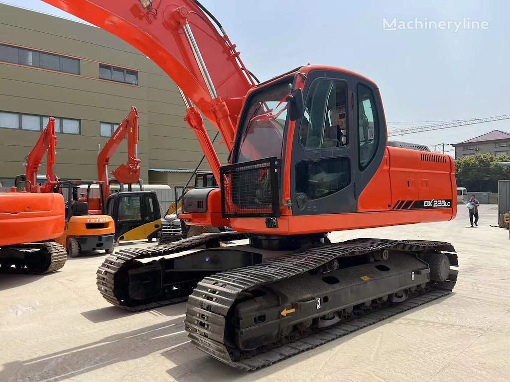 Doosan DX225LC bager guseničar