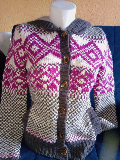 Knitwear dzemper / jakna sa kapuljacom