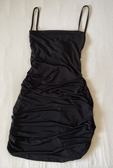 Uska crna mini haljina sa izrezom na ledjima