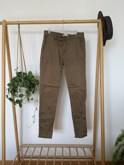 BERSHKA Maslinasto zelene uske chino pantalone