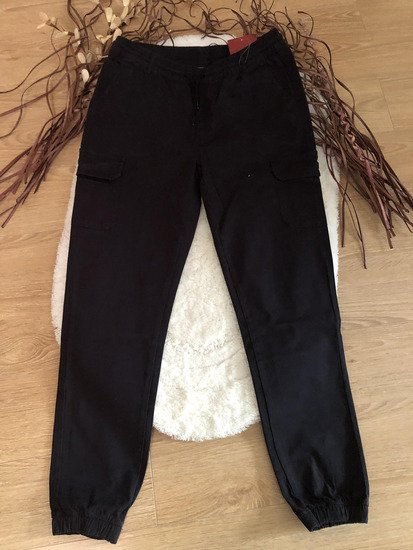 Nove pantalone L