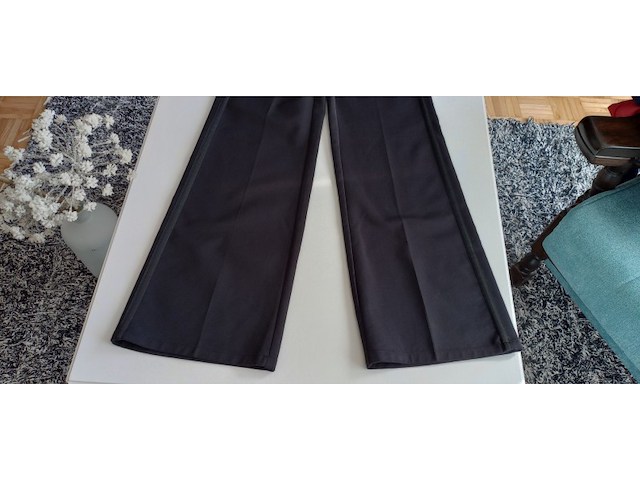 Pantalone Bershka veličina XS