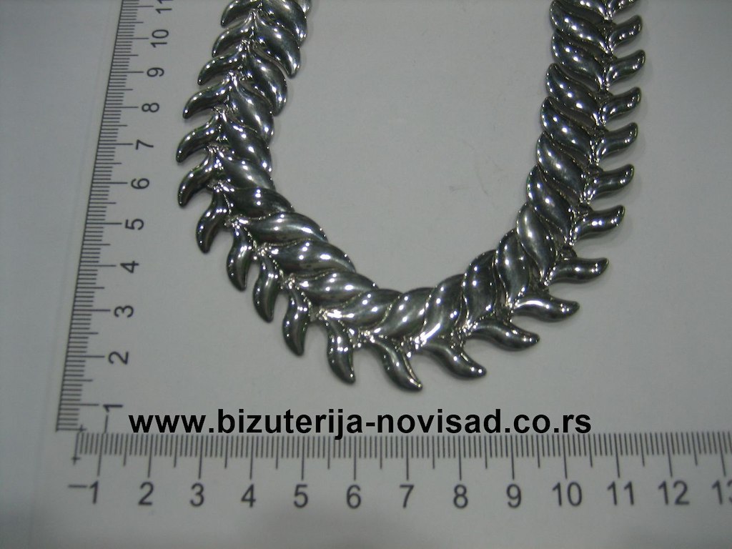 Ogrlica boje srebra