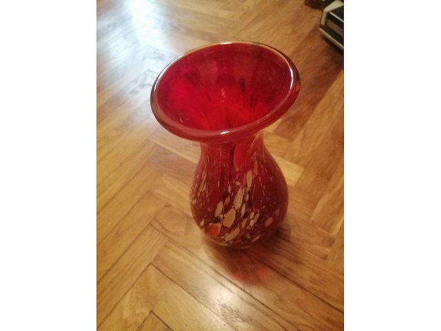 Staklena obojena ukrasna vaza