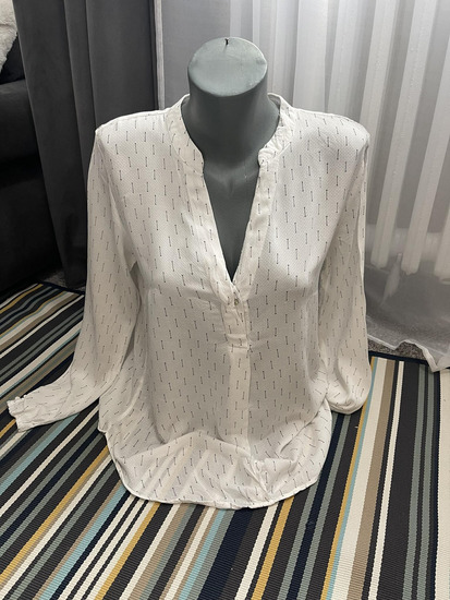 Predivna H&M bluza sa strelama M, L SNIZENJE