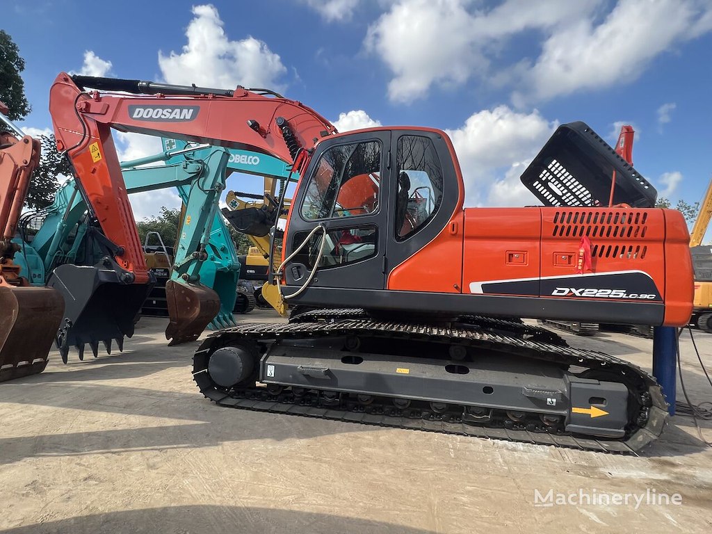 Doosan DX225 bager guseničar