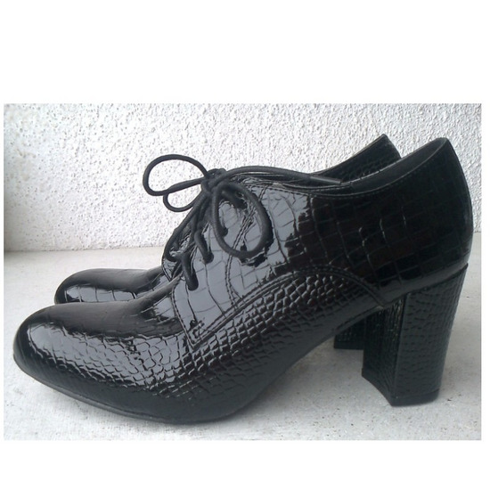 crne lakovane cipele 38 ili 38,5 BEOSHOES