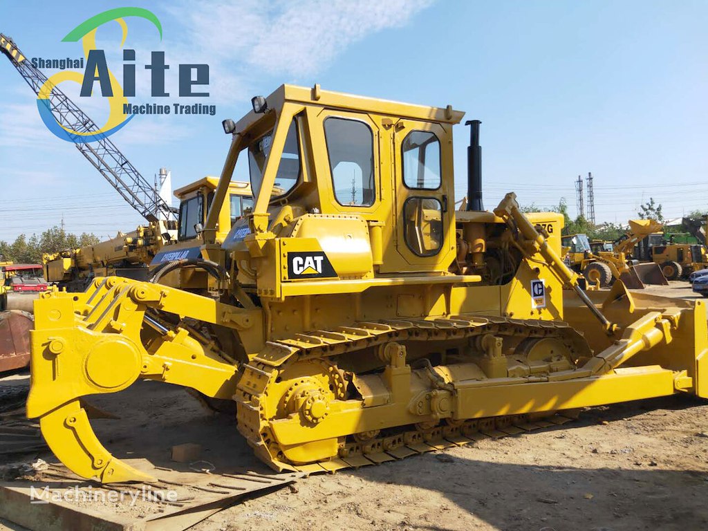 Caterpillar D7 buldožer