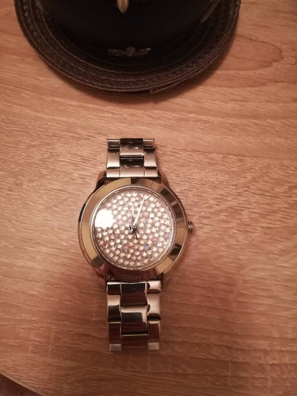 DKNY sat sa swarovski kristalima, original