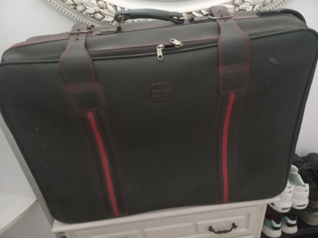 Kofer tamno sivi veliki 70 cm × 50cm 1000 din sa malim oštećenjem