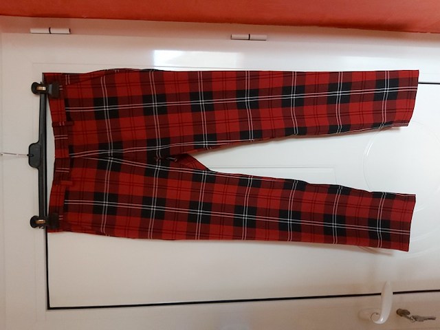 Zara karirane pantalone