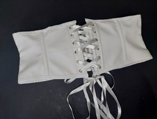 Kraći beli underbust korset