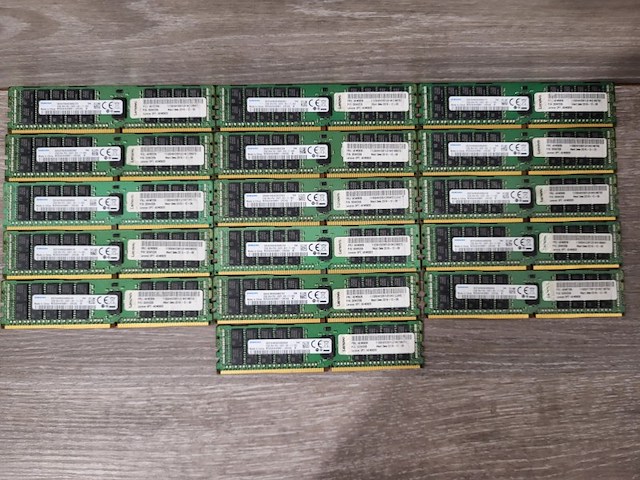 Samsung DDR4 RAM Memorija 32GB 2Rx4 PC4-2400T-RA1 ECC