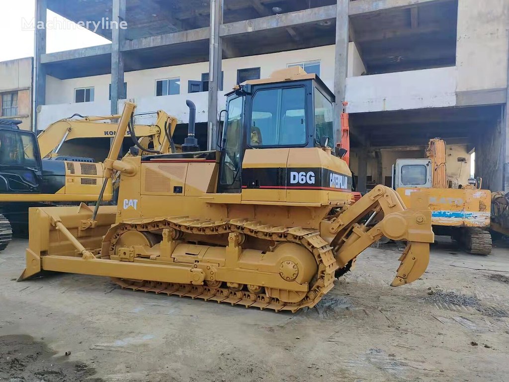 Caterpillar D6 buldožer