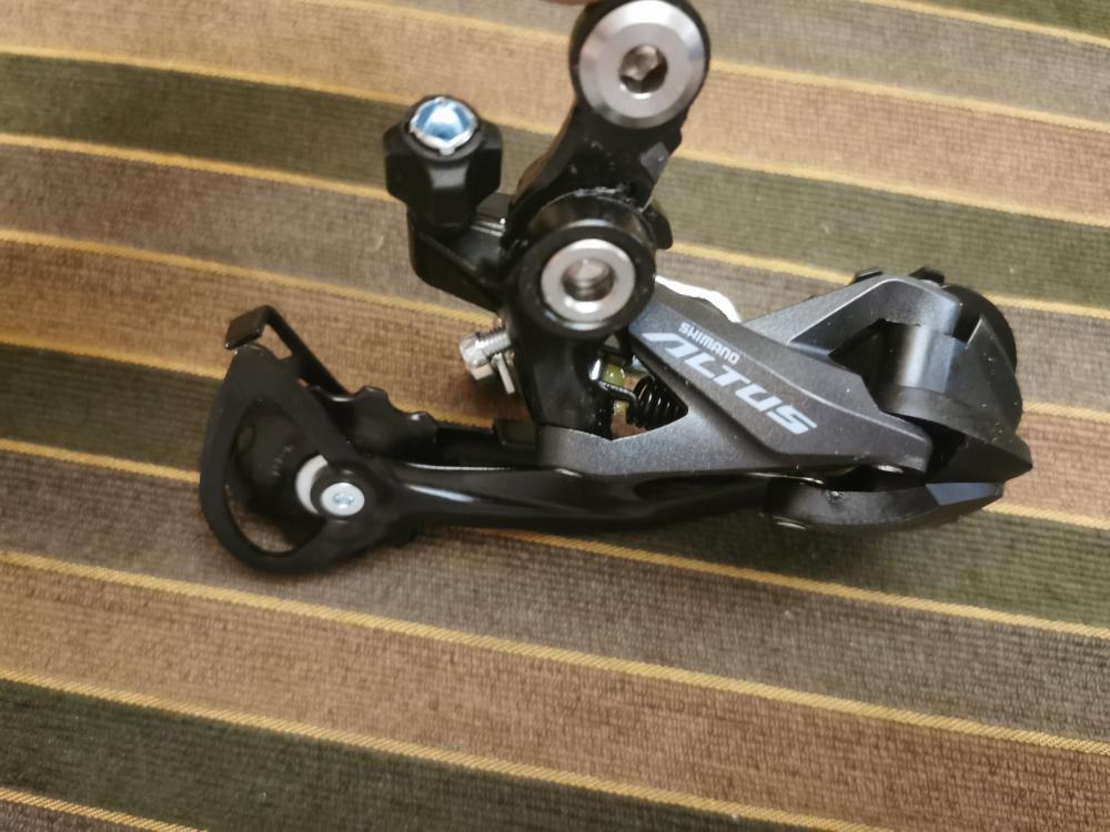 Shimano Altus zadnji menjac