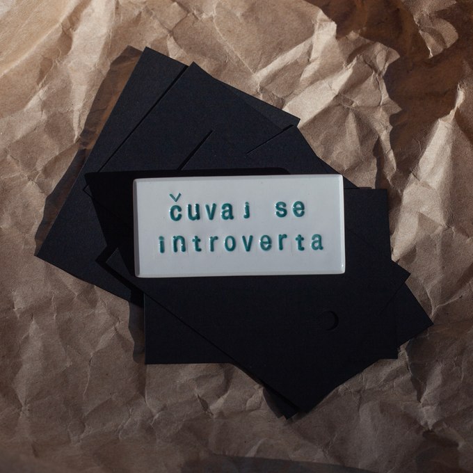 Keramički bedž Čuvaj se introverta