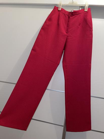 Pantalone sa belim linijama