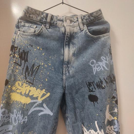 Bershka Graffiti Print Farmerke