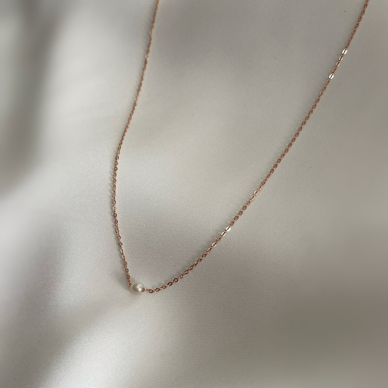 Diskretna i elegantna ogrlica od roze zlata sa biserom