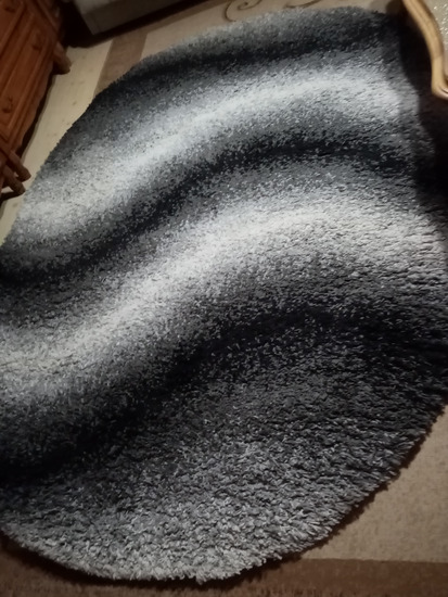 Ovalni čupavi tepih
