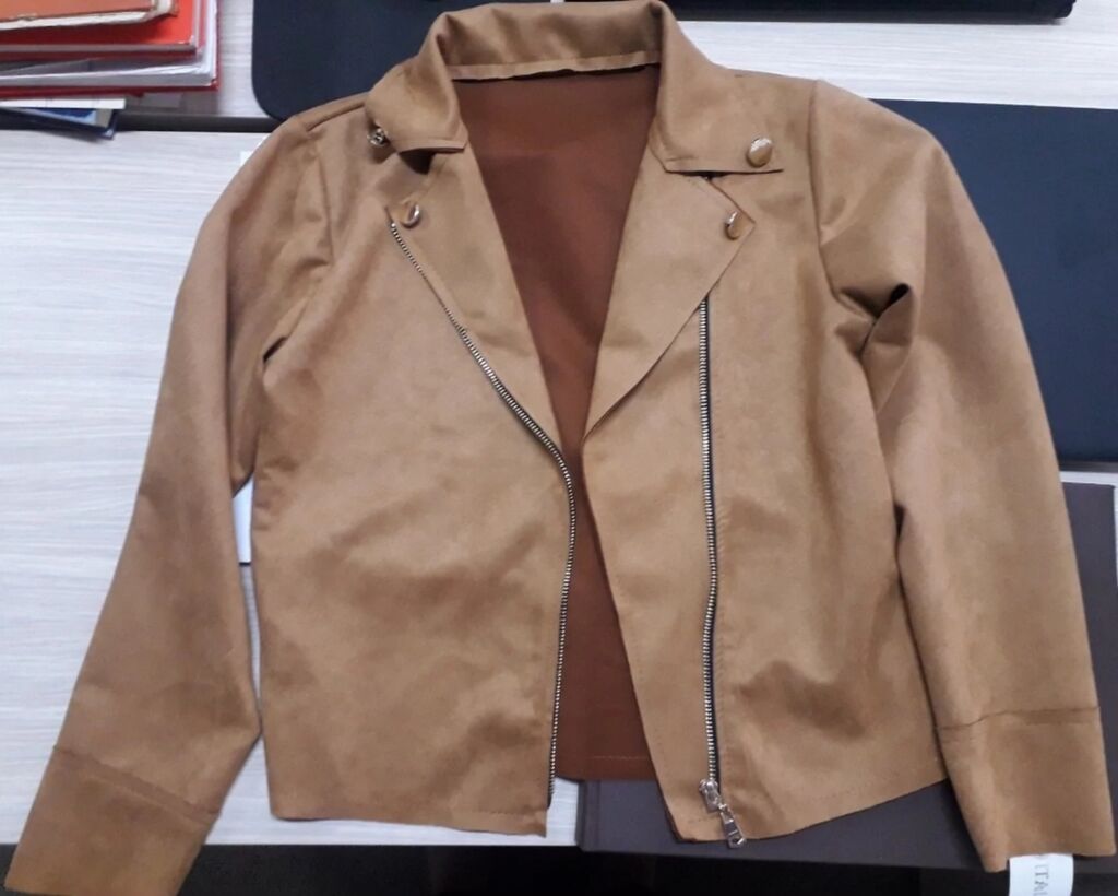 Nova jakna sa etiketom. materijal velur. univerzalna velicina(ali