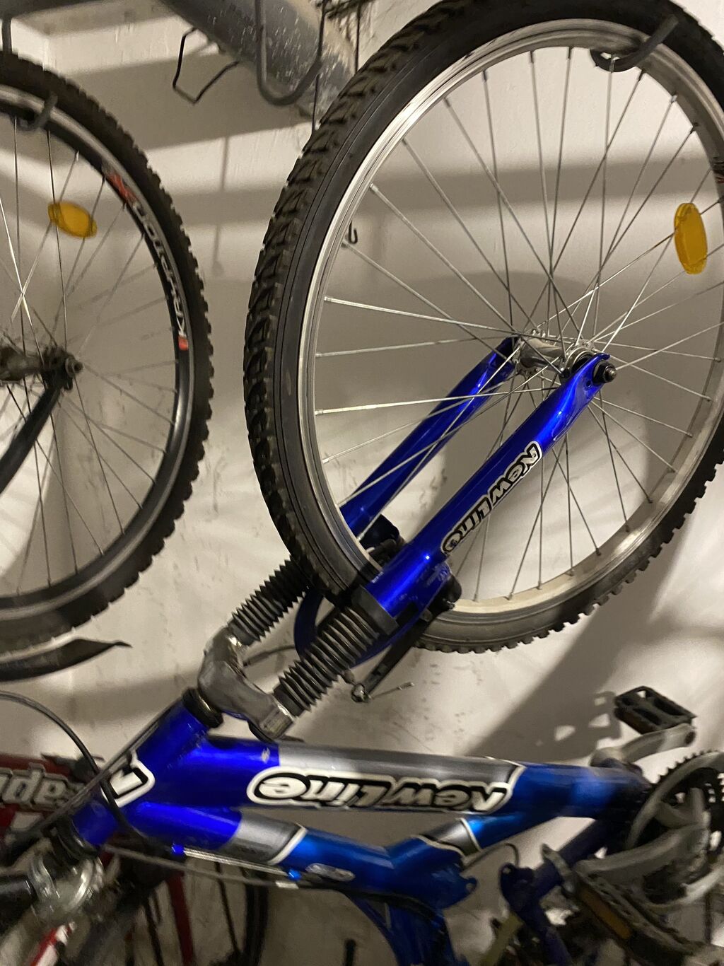 Dečji bicikl za uzrast od 7-12 godina, plava boja, nekorišten