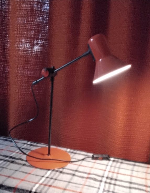 Veneta Lumi italijanska crvena stona lampa iz 1970