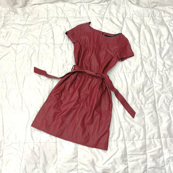 753. Crvena bordo kozna haljina sa pojasom
