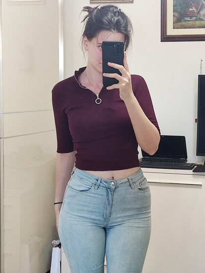 Bershka bordo crop top majica