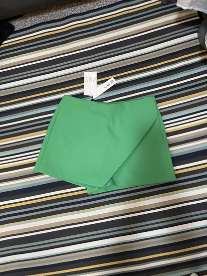 NOV zeleni Zara šorc suknja L sa etiketom