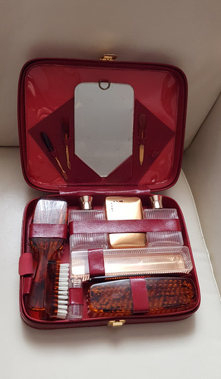 Vintage toiletries travel set u crvenoj kozi, novo