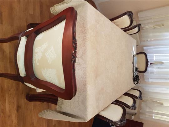 Stilski trpezarijski sto sa stolicama