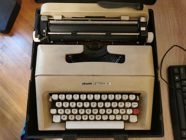 Pisaća mašina Olivetti Lettera 35