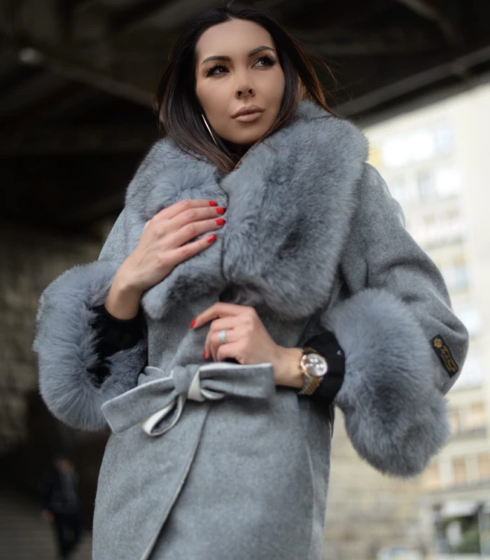 Sivi alpaca kaput od lamine vune sa prirodnim krznom