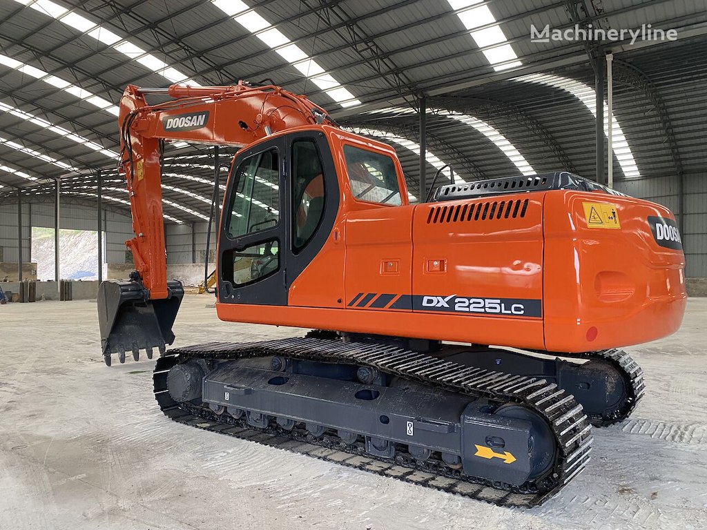 Doosan DX225 bager guseničar