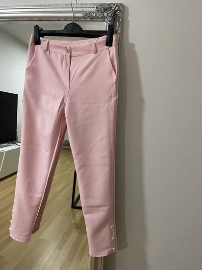 Roze pantalone sa biserima