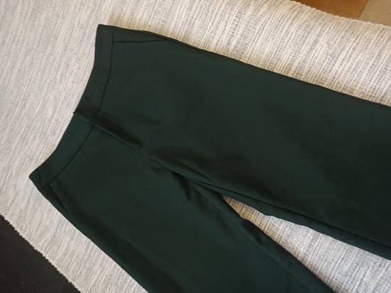 Tamno zelene pantalone ravnih nogavica