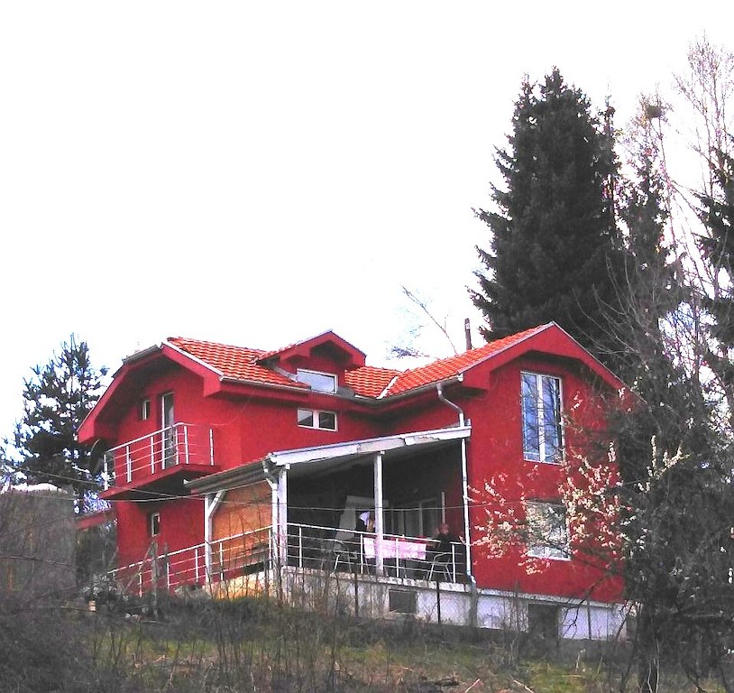 Prodaje se kuća na Vlasinskom jezeru u naselju Lujinci. Kuća se nalazi ns 200 m od hotela Vlasina, plaže i 100 m od pijace.