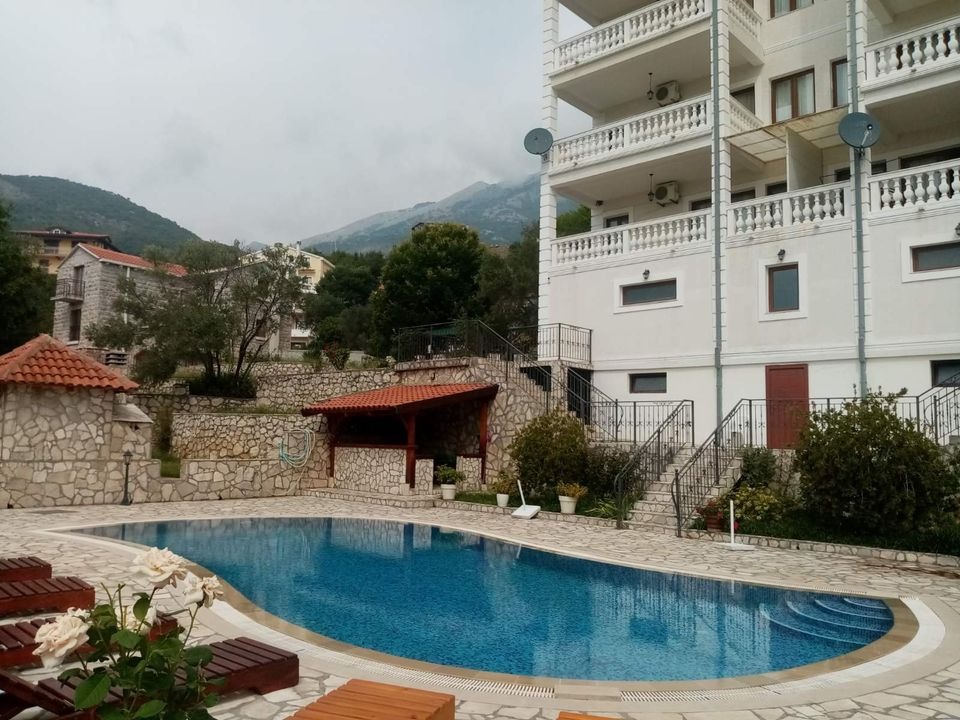 Zgrada apartmanskog tipa sa bazenom u dvoristu,naselje Markovici opstina Budva