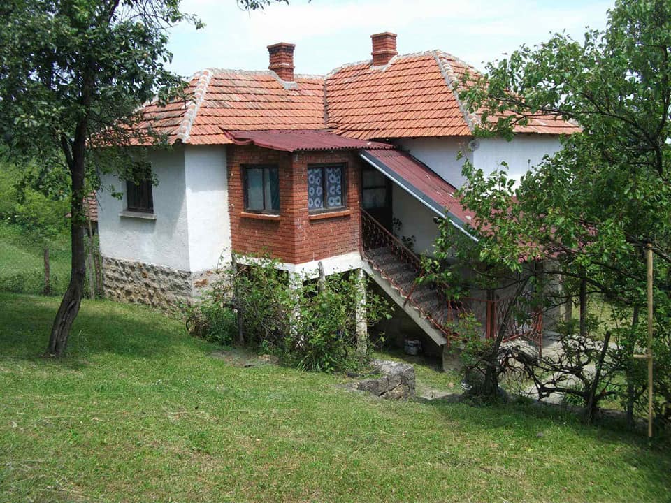 Na prodaju seosko domaćinstvo, pored asfalta