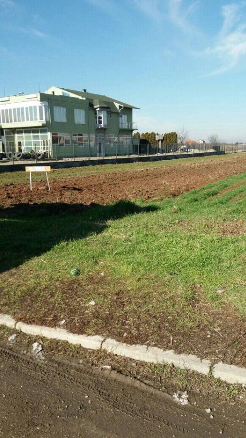 PLAC NA PRODAJU NA ATRAKTIVNOM MESTU PORED GLAVNOG PUTA