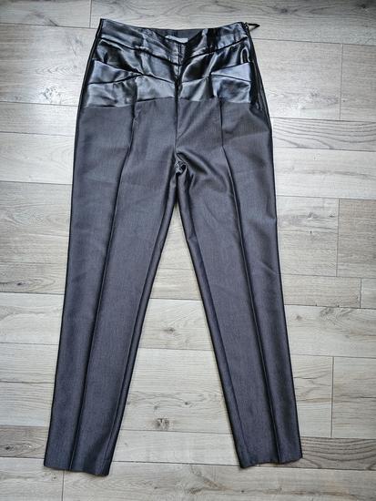 Pantalone crne boje