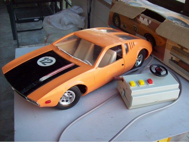 PIKO De Tomaso Mangusta M 1:12 na daljinski sa sajlom