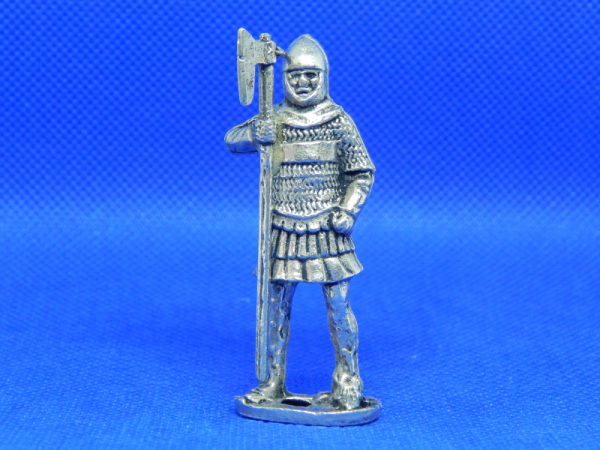 Suvenir FIGURA, metal, 58 mm, srpski srednjevekovni vitez sa sekirom tip. 2