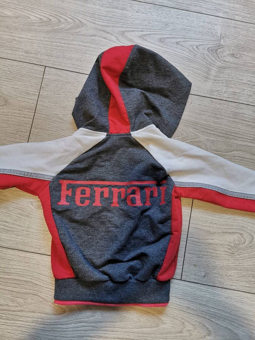 Deciji Ferrari duks 800 din Za uzrast od godinu dana Obucen jedanput